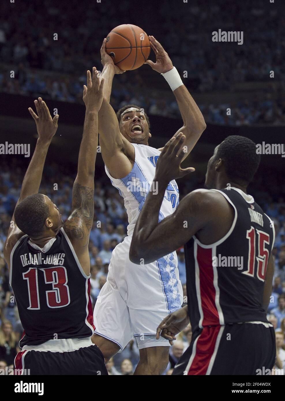 North Carolinas James Michael McAdoo (43) muskuliert sich gegen Bryce ...