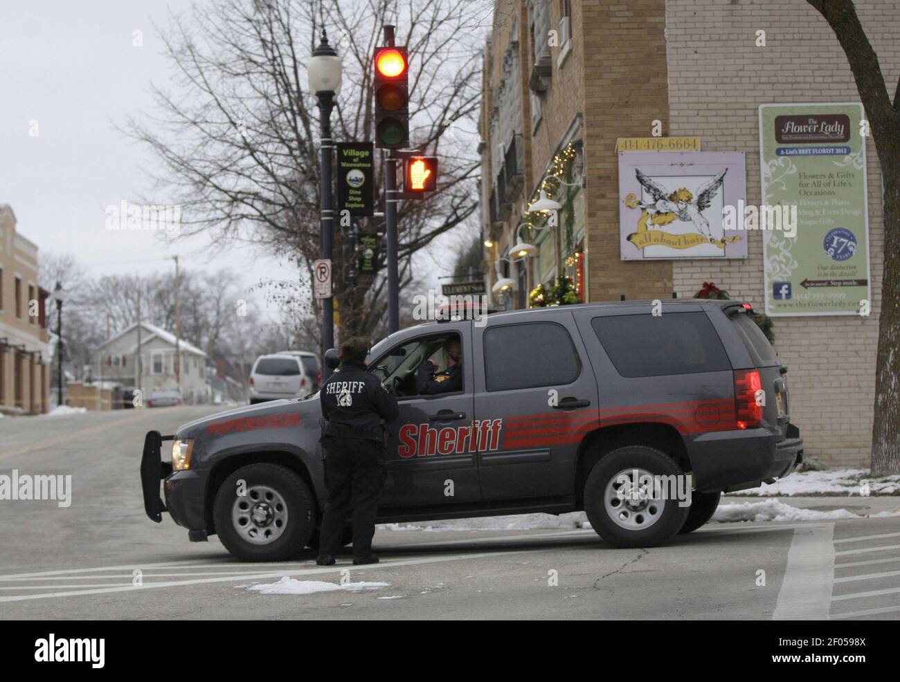 Polizeibeamte reagieren auf den Tatort in Wauwatosa, Wisconisn, in der ...