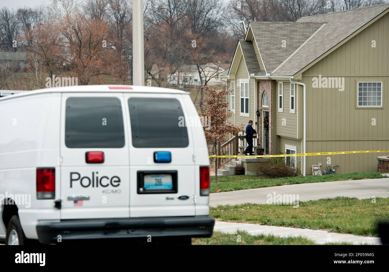 Ermittler am Tatort betreten ein Haus in Kansas City, Missouri, wo sie ...