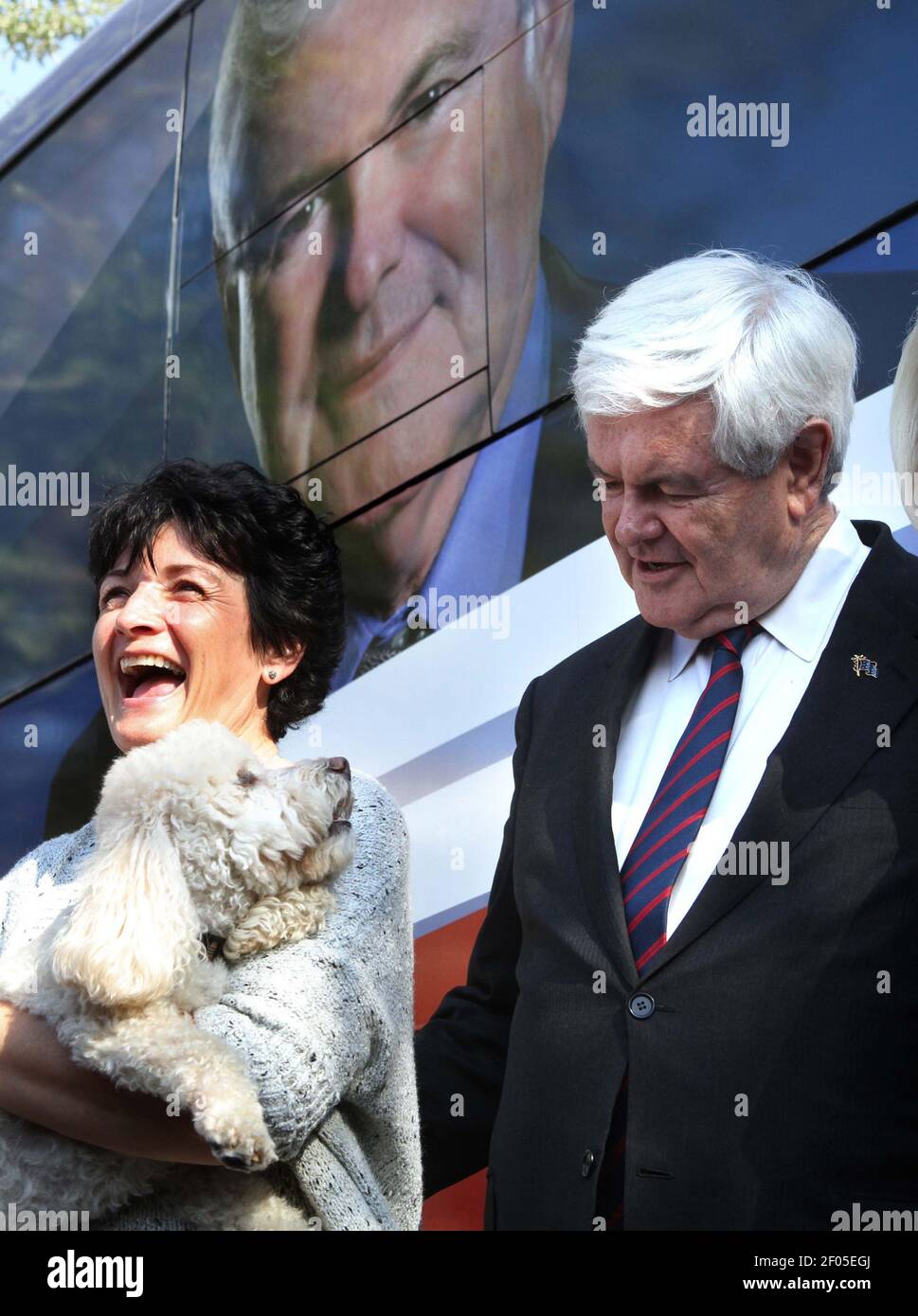 Republikanische Präsidentschaftskandidatin Newt Gingrich scherzt mit ...