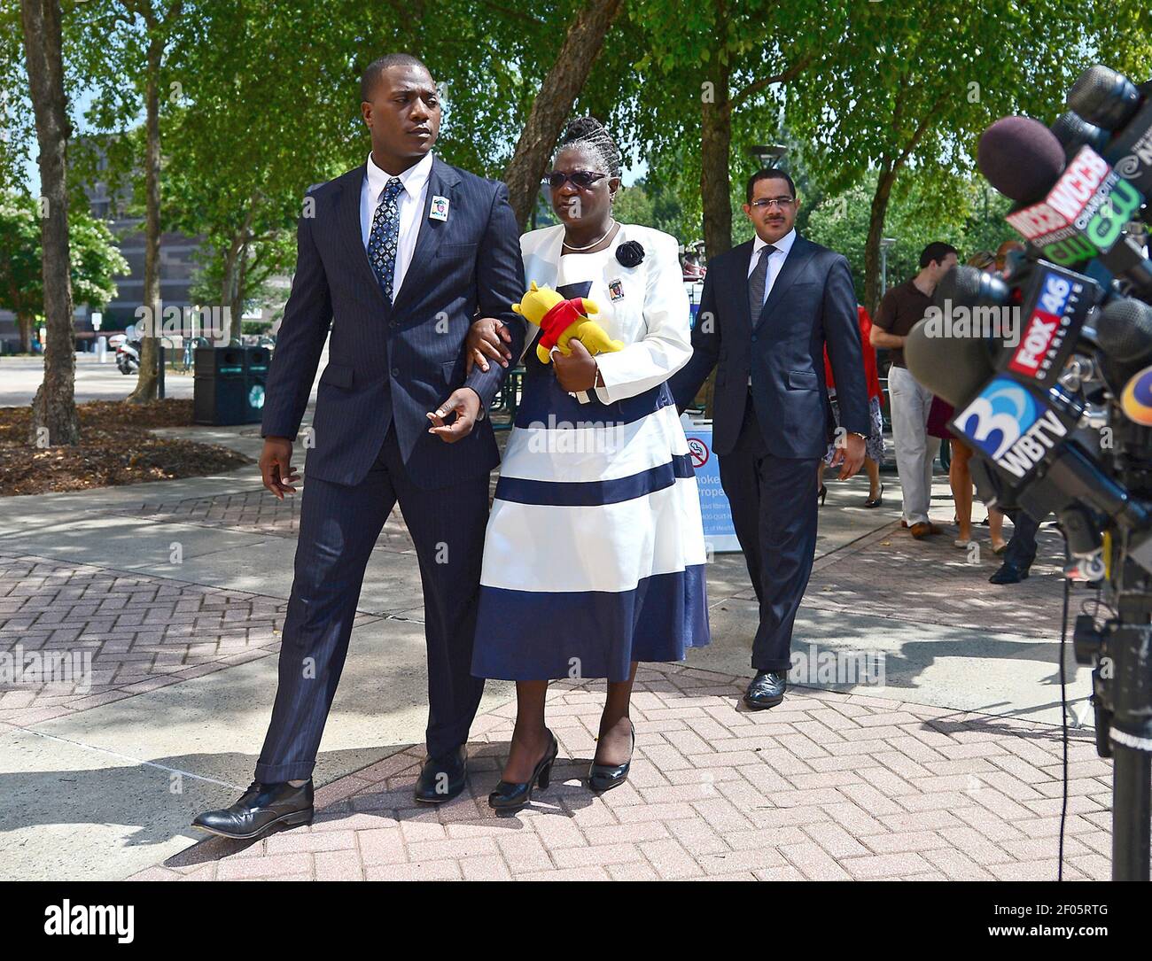 Willie Ferrell, links, begleitet seine Mutter, Georgien, zu einer ...