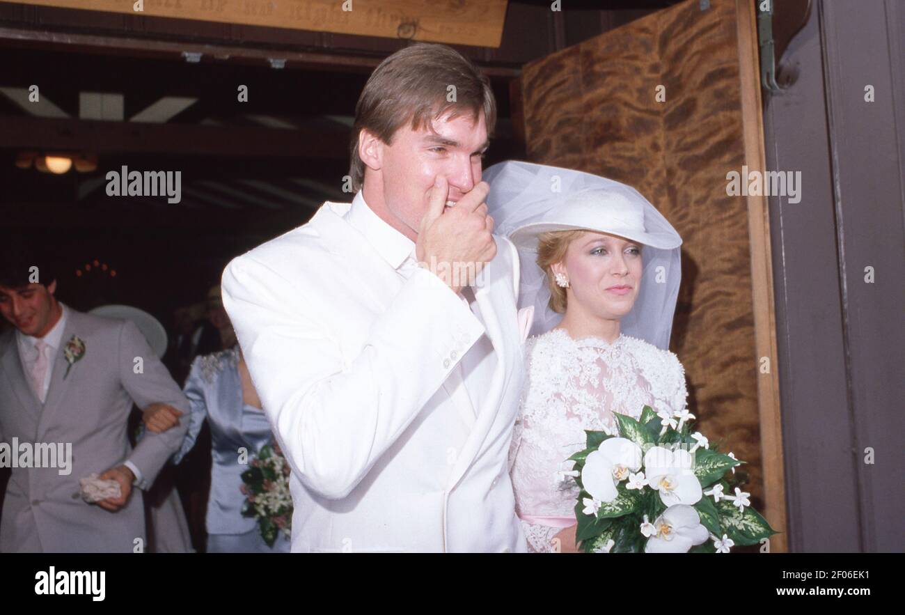 HOLLYWOOD - MAI 1: Schauspieler Sam J. Jones und Verlobte Lynn Eriks posieren für Fotos bei ...