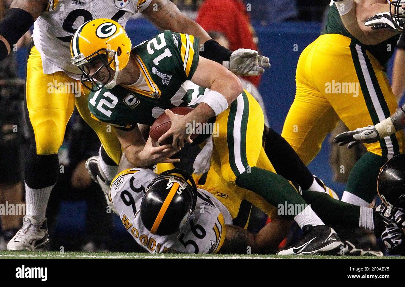 Green Bay Packers Quarterback Aaron Rodgers (12) wird von Pittsburgh Steelers Linebacker Lamarr ...