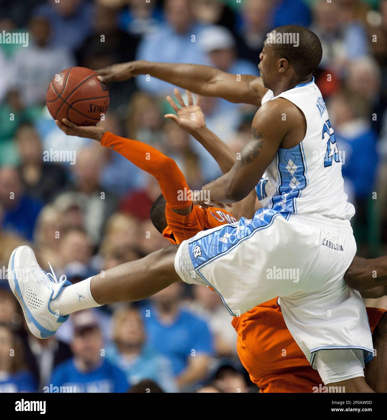 North Carolina's Justin Knox (25) verteidigt Clemsons Demontez Stitt (2 ...