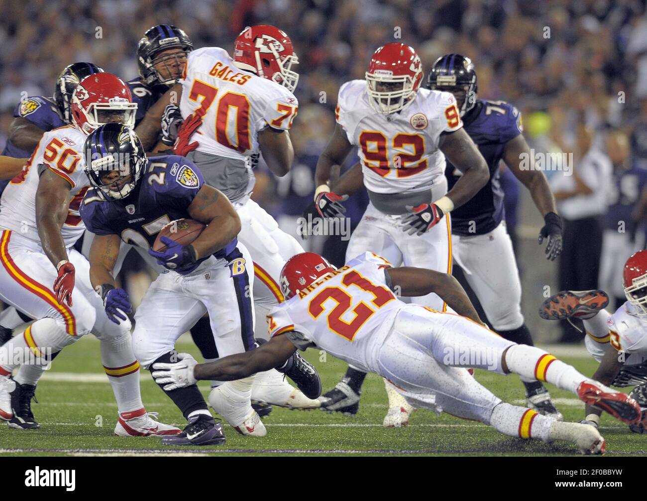 Baltimore Ravens läuft zurück Ray Rice (27) Sprints in das offene Feld ...