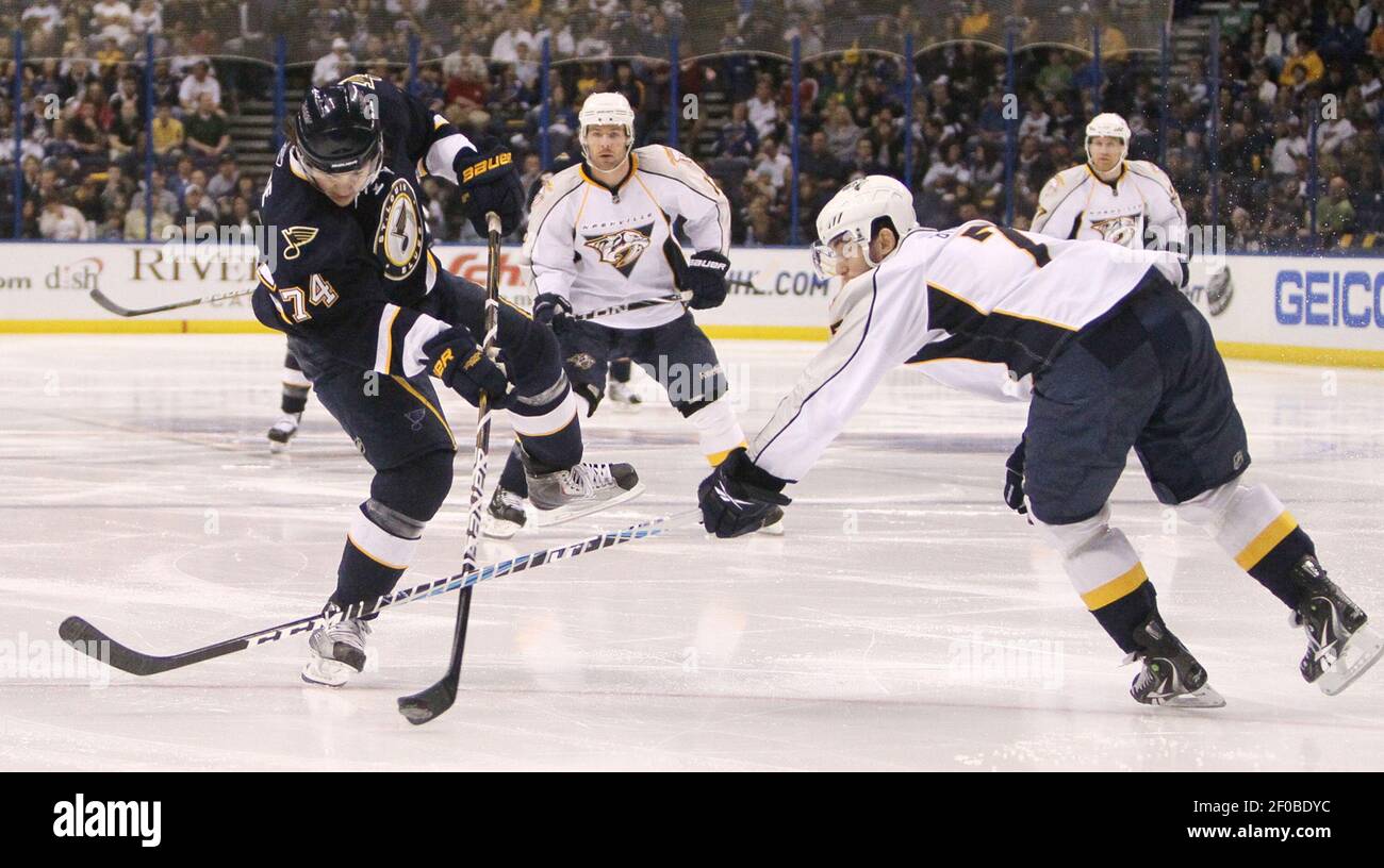 St. Louis Blues' T.J. Oshie, links, schießt auf das Tor, während sie ...