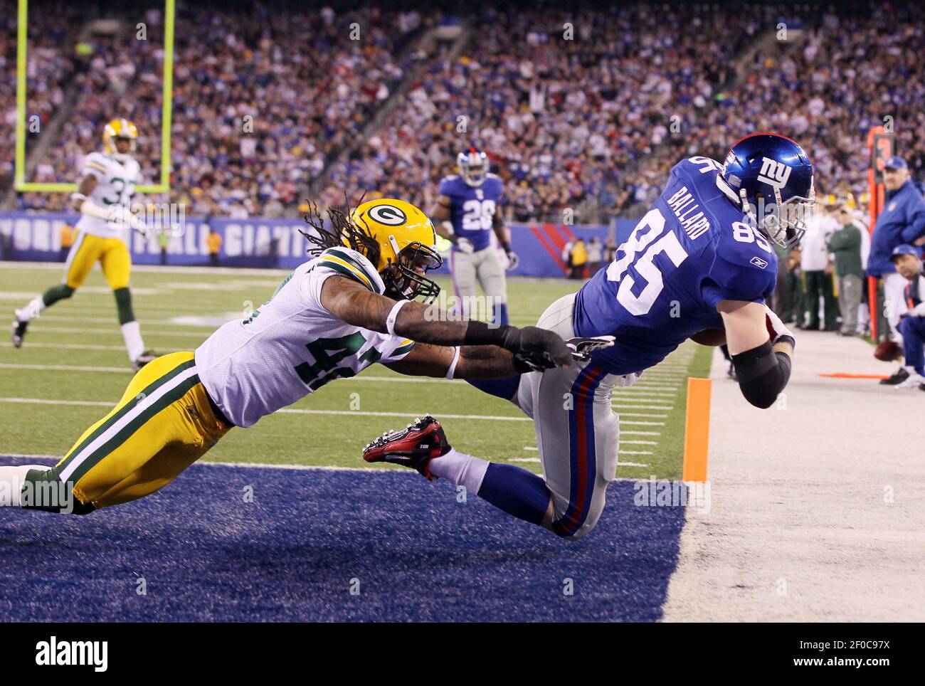Jake Ballard von den New York Giants macht einen Fang in der Endzone, kann aber nicht in Grenzen ...