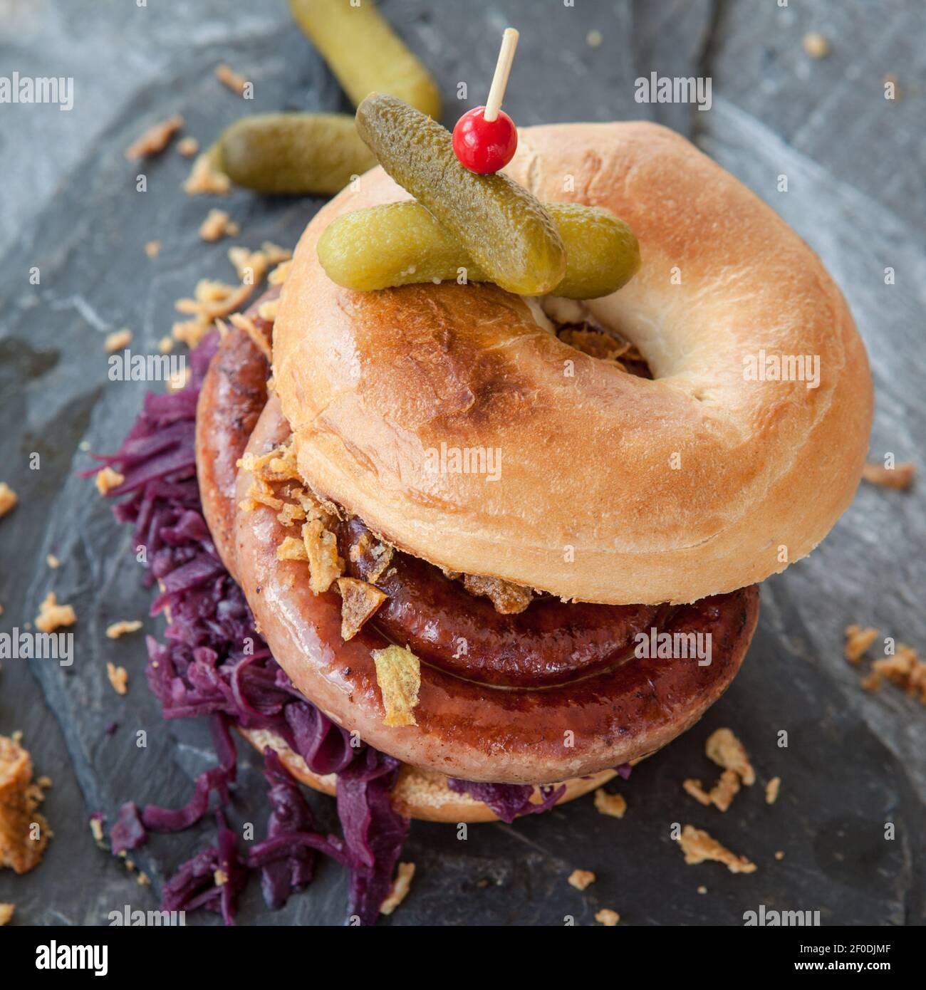 Bratwurst bread -Fotos und -Bildmaterial in hoher Auflösung – Alamy