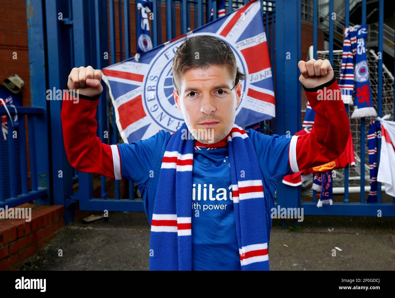 Ein Rangers-Fan trägt eine Steven Gerrard Maske außerhalb des Ibrox ...