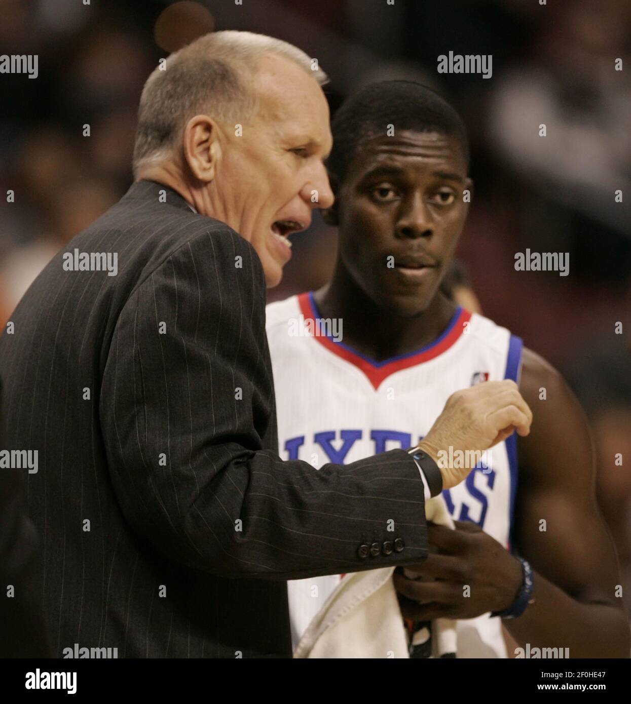 Philadelphia 76ers Trainer Doug Collins, links, teilt einen Moment mit ...