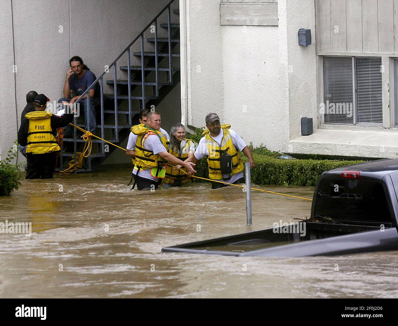 Als andere Bewohner warten ihre Reihe, Arlington Feuerwehr und EMS ...