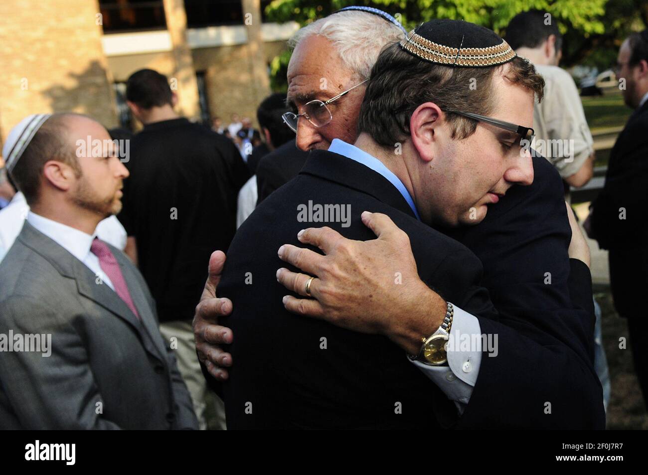 Rabbi Ira Ebbin, Front, umarmt einen Trauernden nach Louis Felder&apos ...