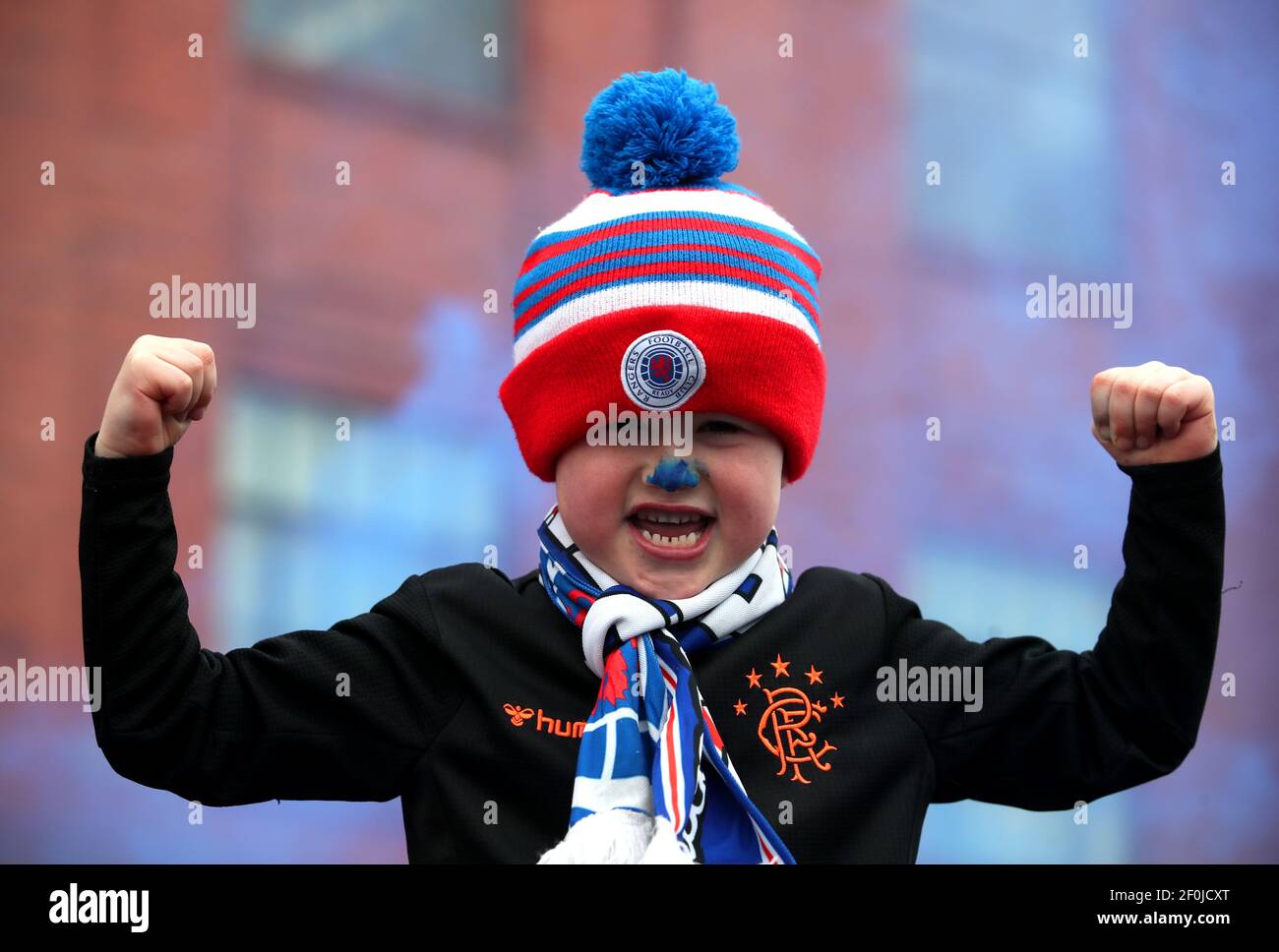 Ein junger Rangers-Fan feiert außerhalb des Ibrox-Stadions, nachdem die ...