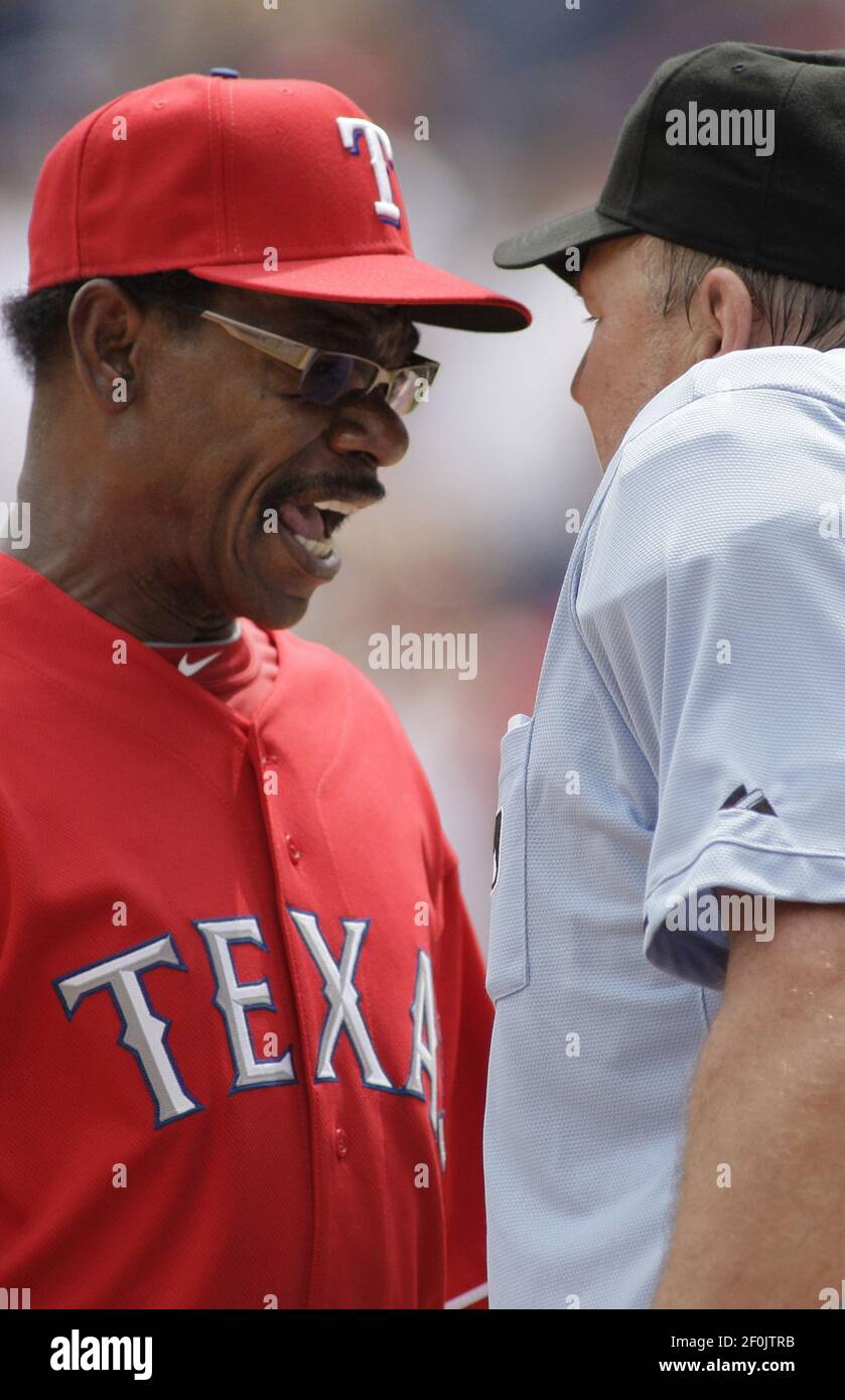 Texas Rangers Manager Ron Washington, links, und Home Plate ...