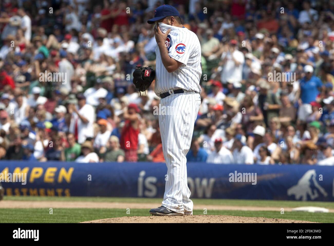 Chicago Cubs Pitcher Carlos Silva vergräbt sein Gesicht in seinem ...