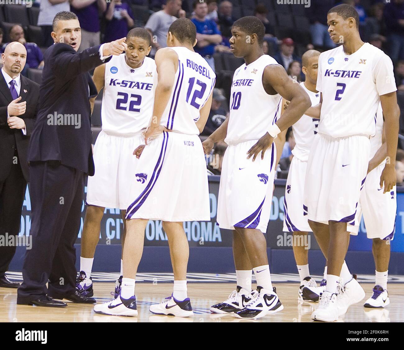 Frank Martin, Cheftrainer des Kansas State, zeigte auf den Boden als ...