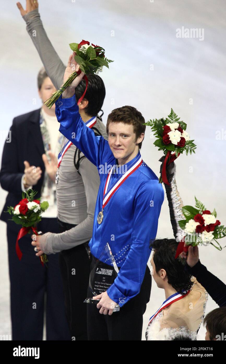 Jeremy Abbott, Mitte, begrüßt die Menge während der Medaillenzeremonie ...