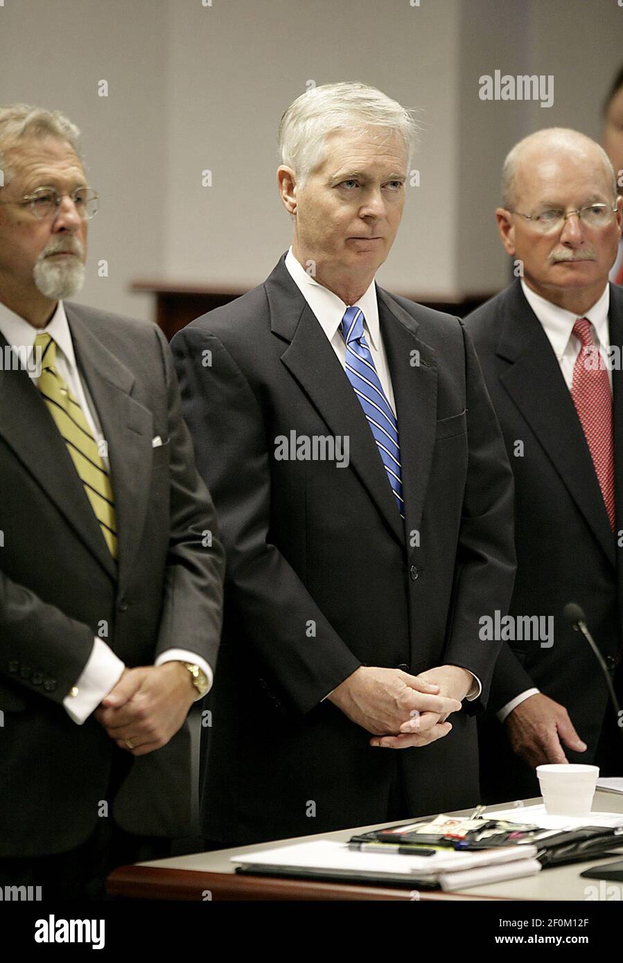 Ehemalige Gov. Mike Easley, Mitte, erscheint vor einer Anhörung im Wake ...