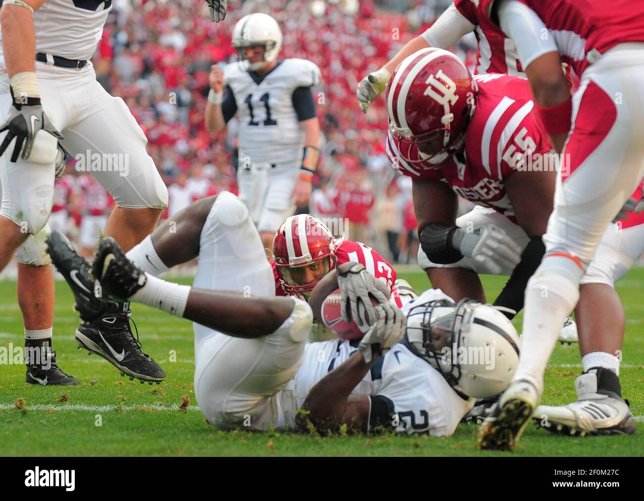 Penn State läuft zurück Silas REDD hält den Ball fest, nachdem er die ...