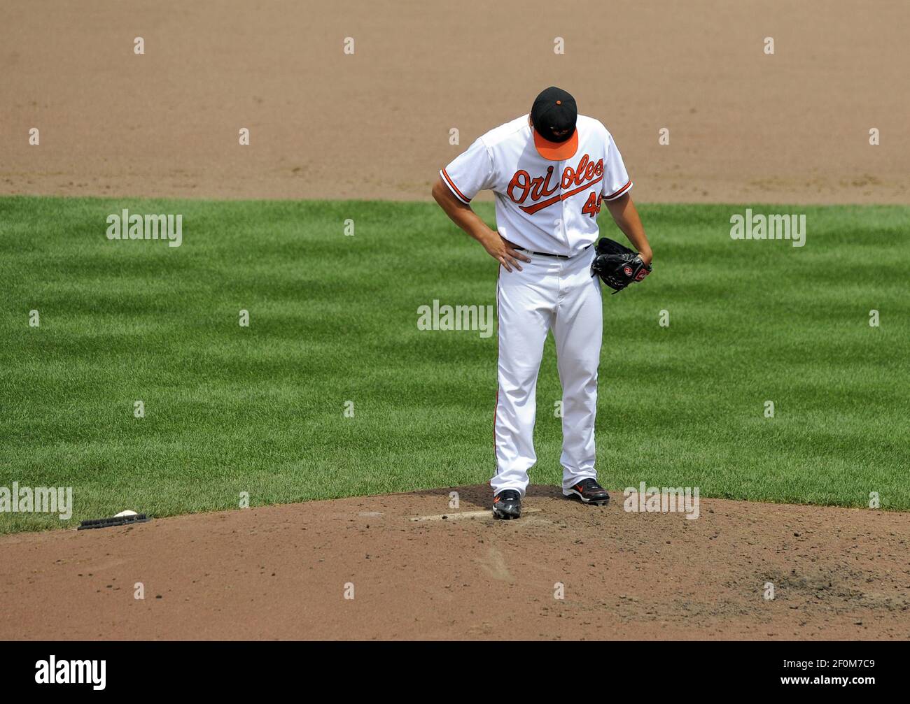 Baltimore Orioles' Pitcher Jason Berken schaut nach unten, nachdem er ...