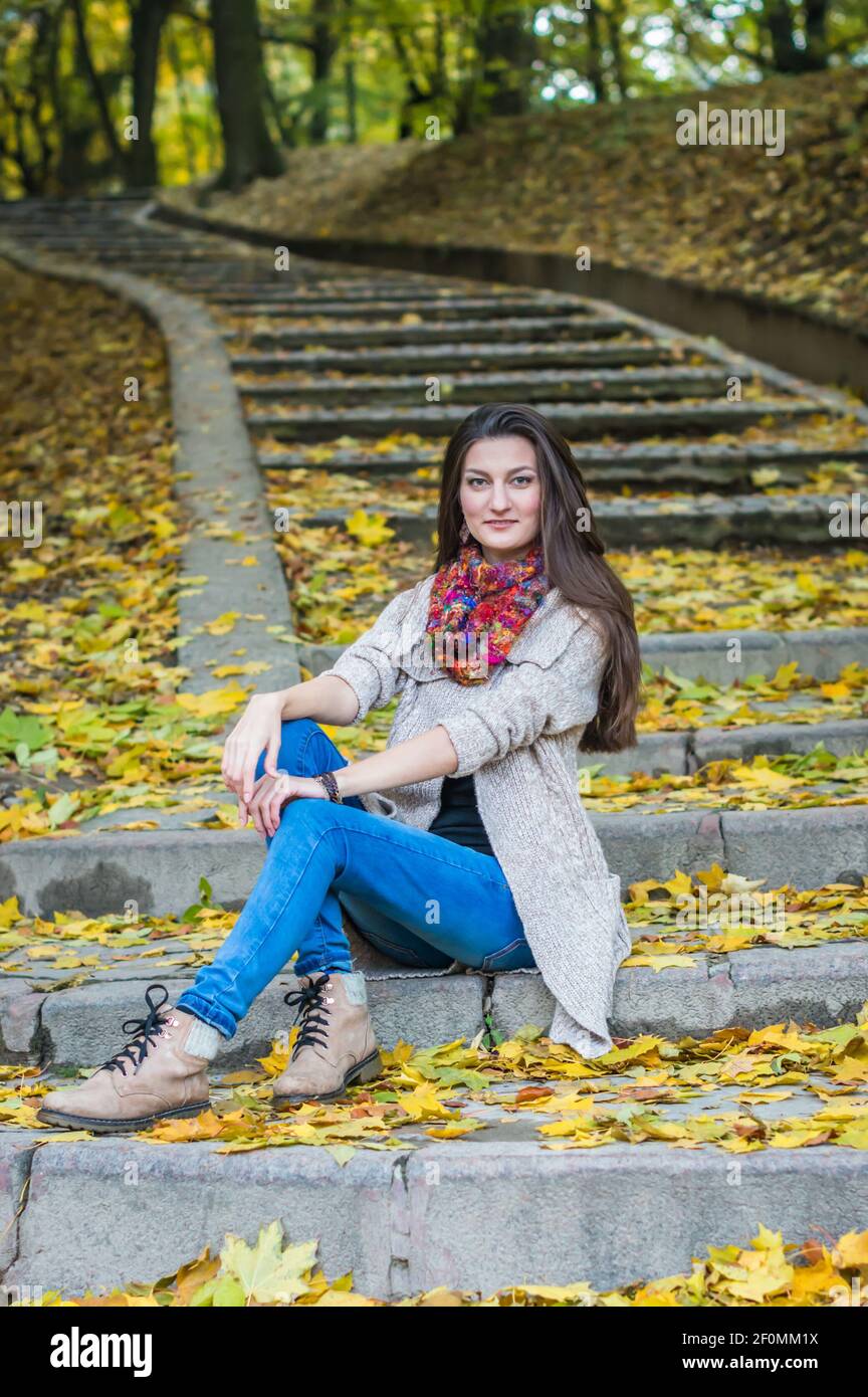 Mädchen sitzend auf der treppe -Fotos und -Bildmaterial in hoher ...