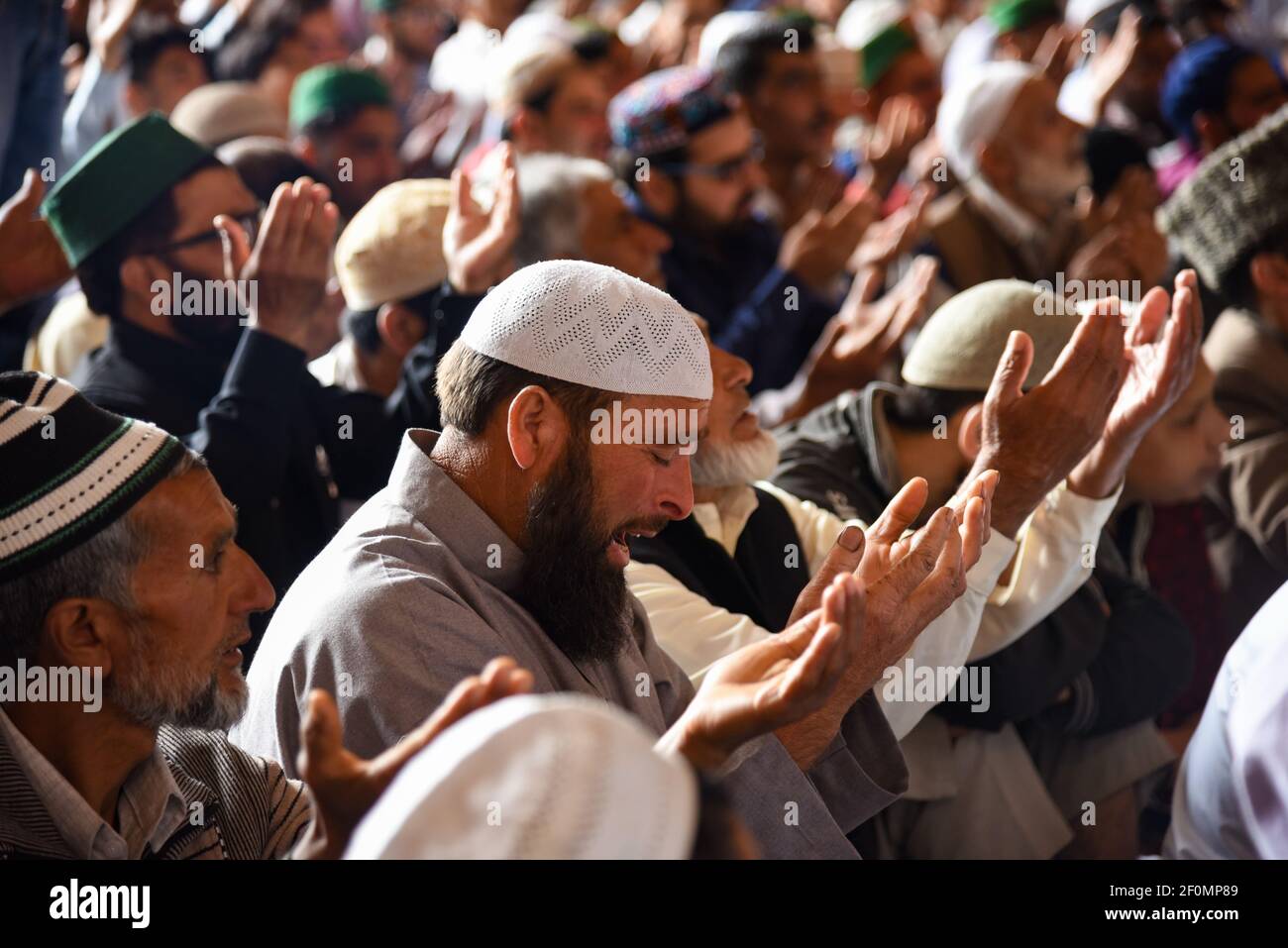 Kashmiri muslimische Verehrer bieten Gebete vor Eid-ul-Fitr Gebet in ...