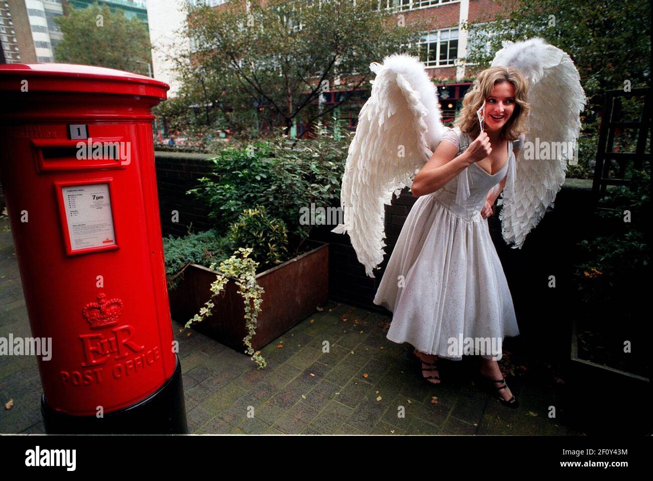 Moderatorin gabby yorath -Fotos und -Bildmaterial in hoher Auflösung ...