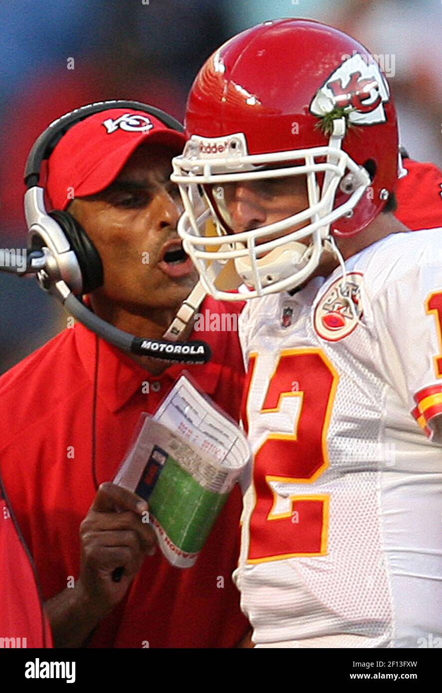 Kansas City Chiefs Trainer Herm Edwards spricht mit seinem jungen ...