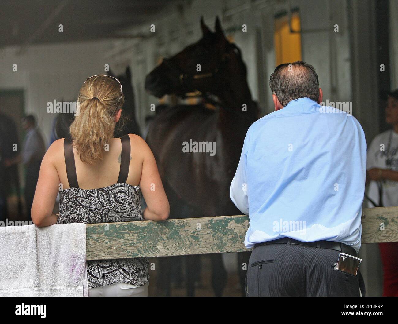 Trainer Rick Dutrow und Trainingsfahrerin Michelle Nevin beobachten Big ...