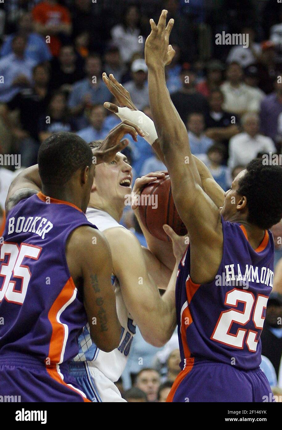 Tyler Hansbrough (Mitte) von North Carolina versucht, sich vom Druck ...