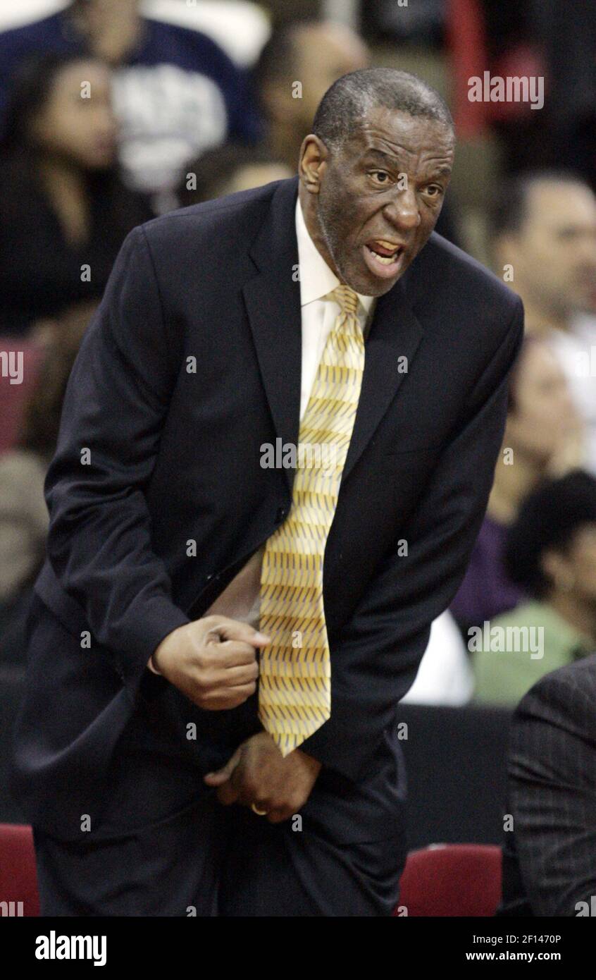 Coppin State Cheftrainer Ron (Fang) Mitchell leitet das Team während ...