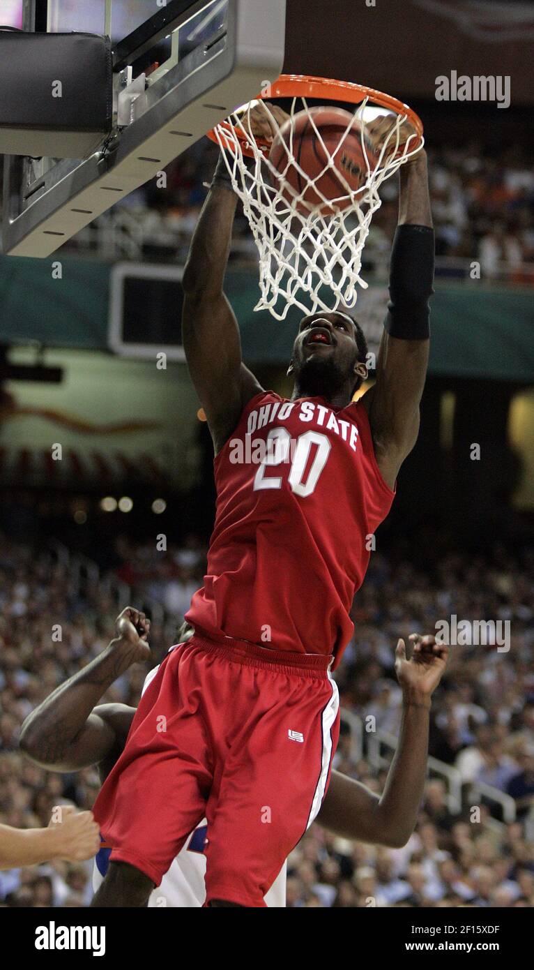 Greg Oden des Staates Ohio dunks während ihres NCAA Männer Basketball ...