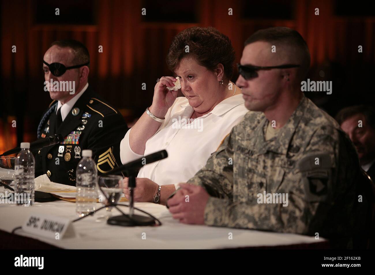 Annette McLeod (Mitte), Ehefrau eines verwundeten US-Soldaten, wischt ...
