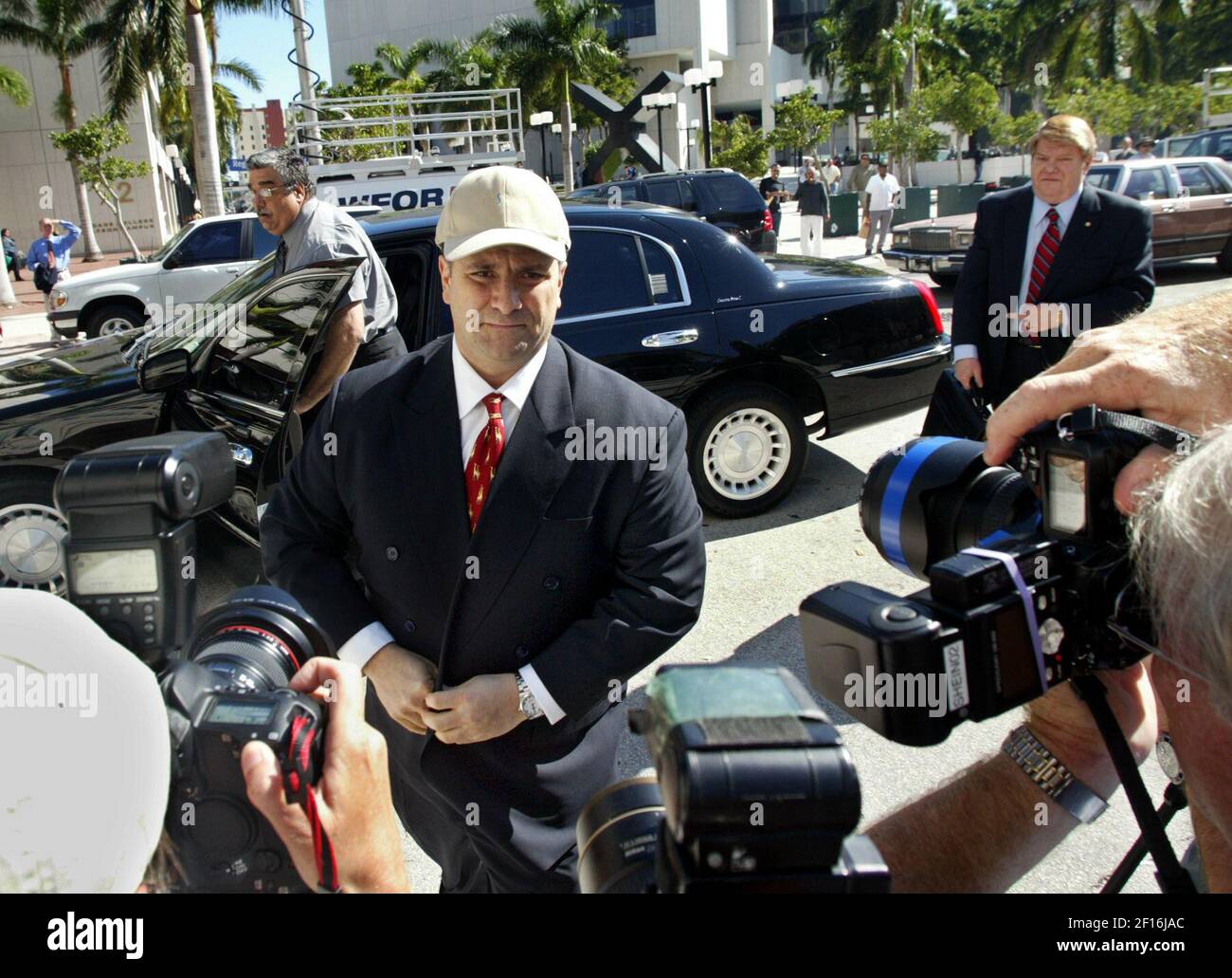 Der Washingtoner Lobbyist Jack Abramoff, Mitte, zeigt sich am Miami ...
