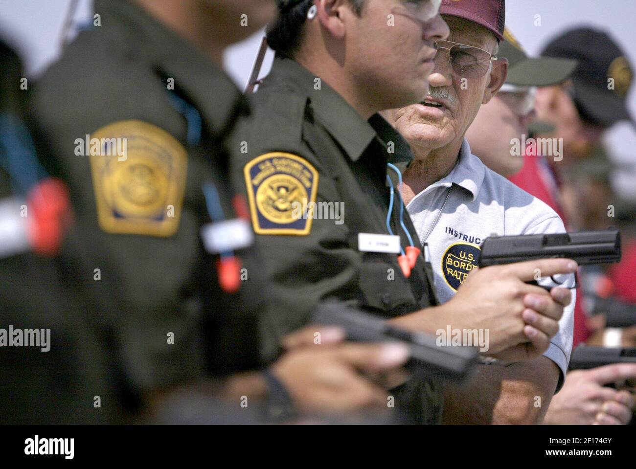 Larry Hinds (ganz rechts), Ausbilder der US-Grenzpatrouille, trainiert ...