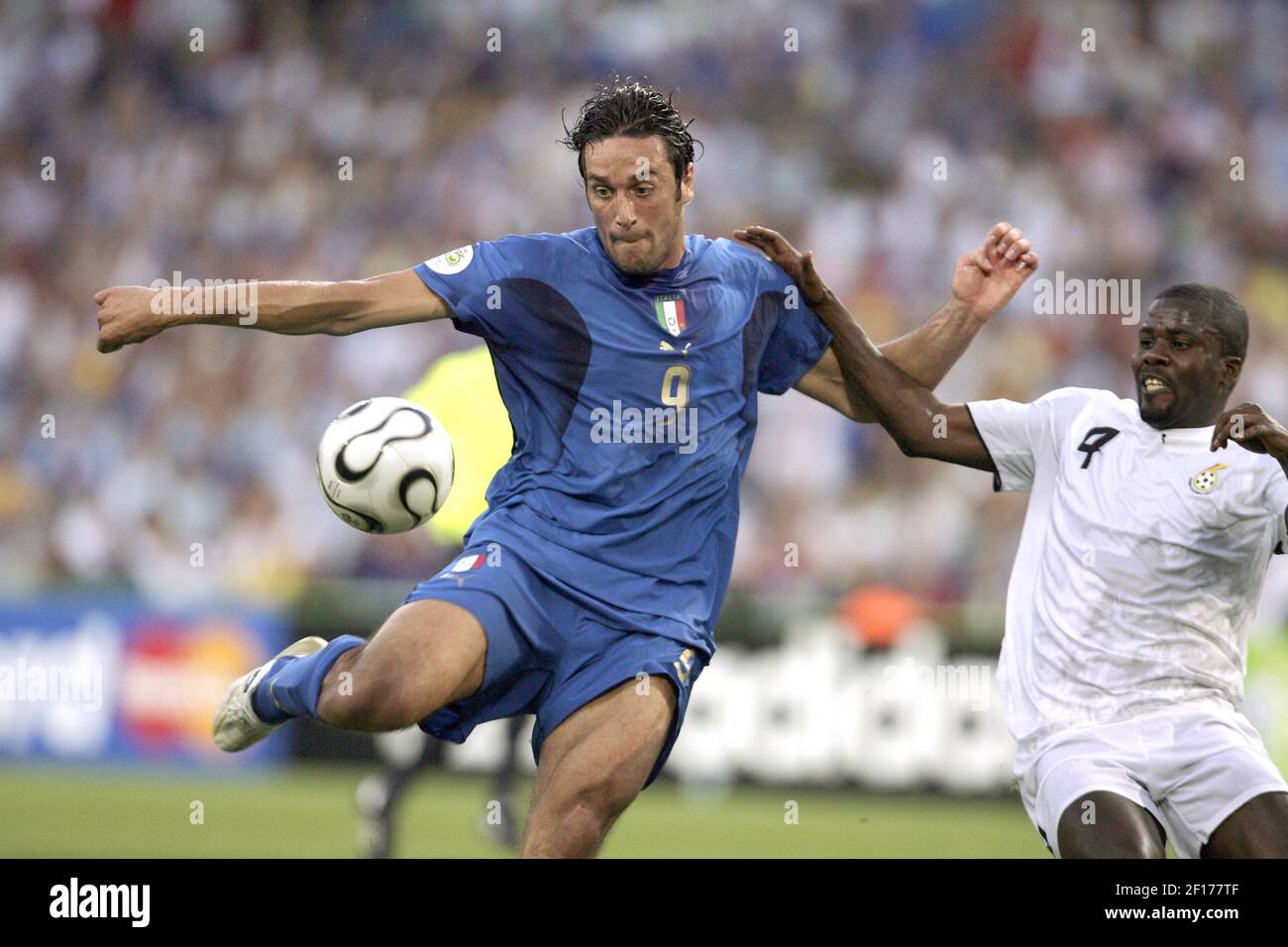 Italien Luca Toni und Ghana's Samuel Kuffour in Aktion als Italien ...