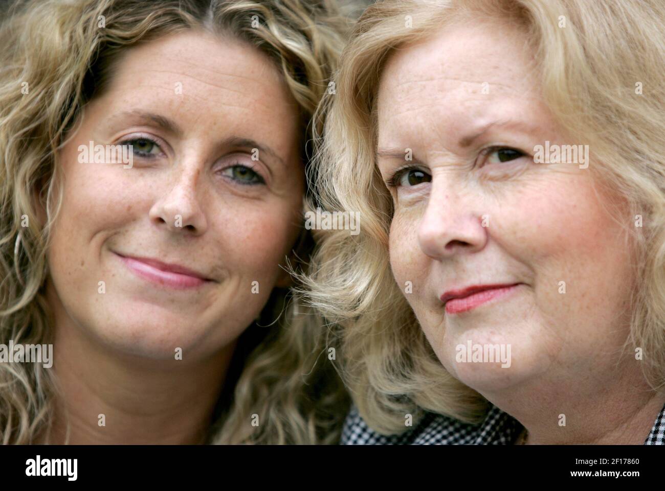 Jessica Wilson, links, und ihre Mutter Phyllis Pose Montag, 8. Mai 2006 ...