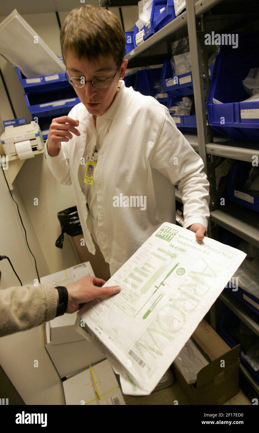 Butler Memorial Hospital RN Marie Yingling, zeigt ein Chirurgie-Kit aus ...