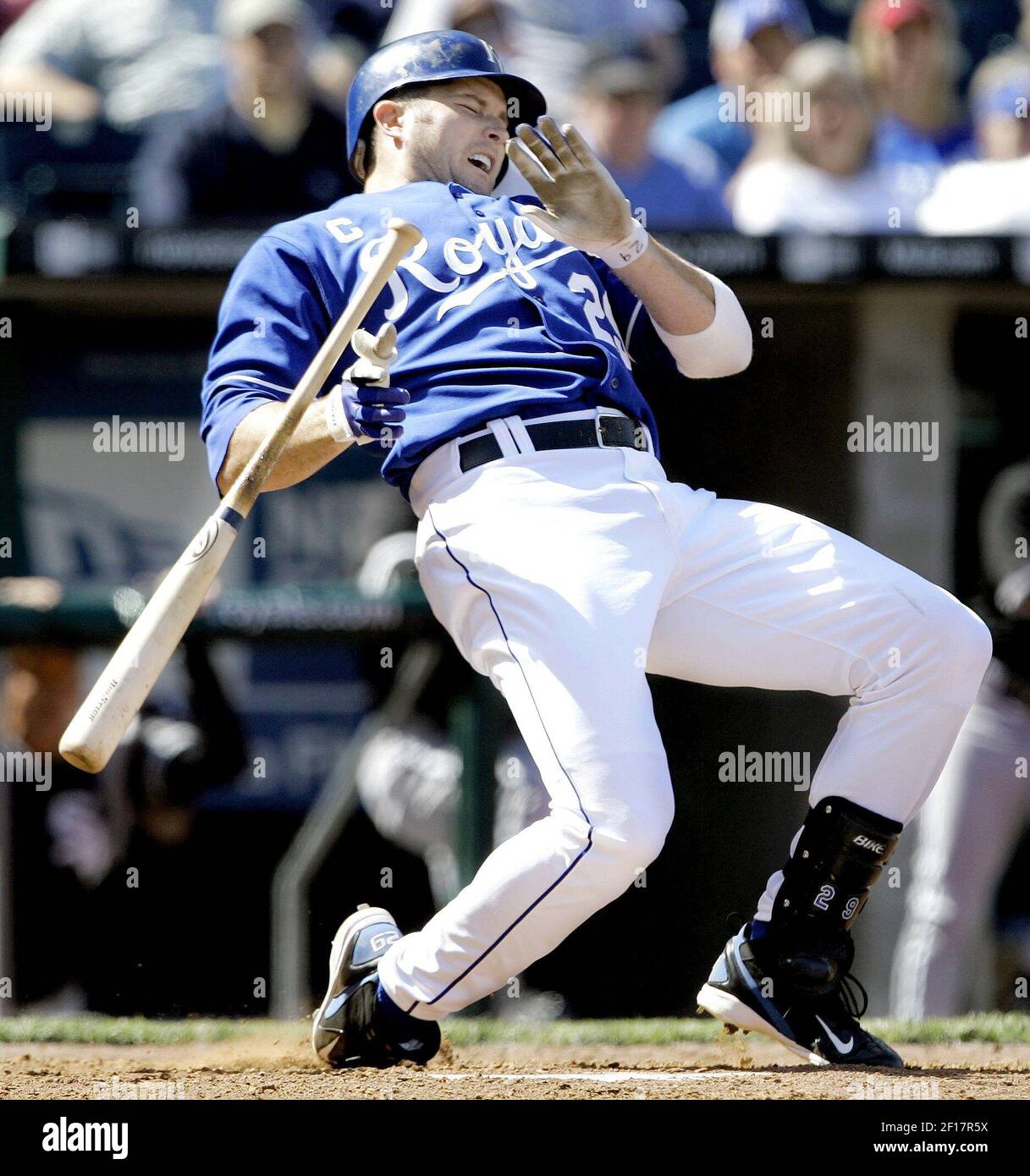 Mike Sweeney von Kansas City Royals wird im neunten Inning von einem ...