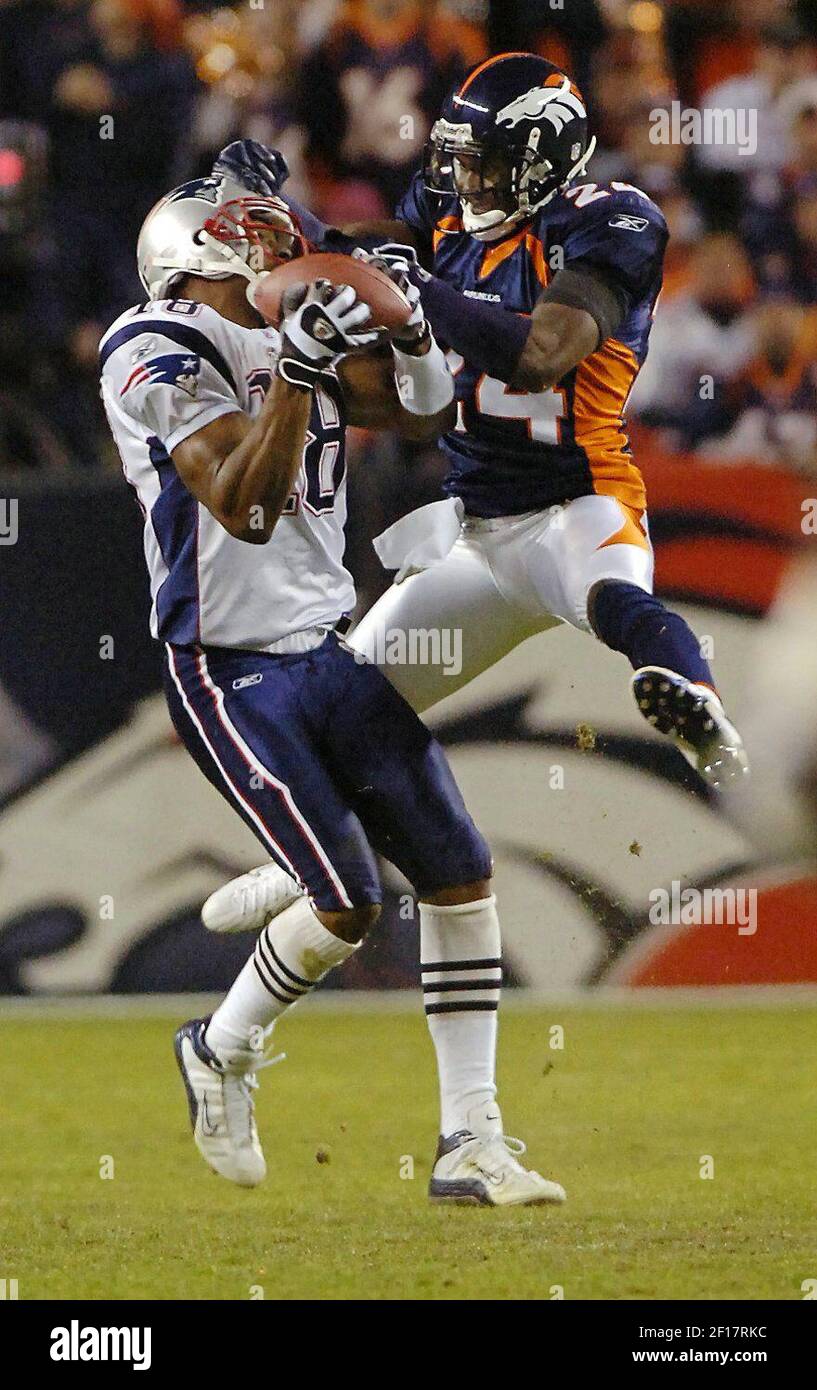 Denver Broncos Eckpfeiler Champ Bailey, rechts, kann den New England ...
