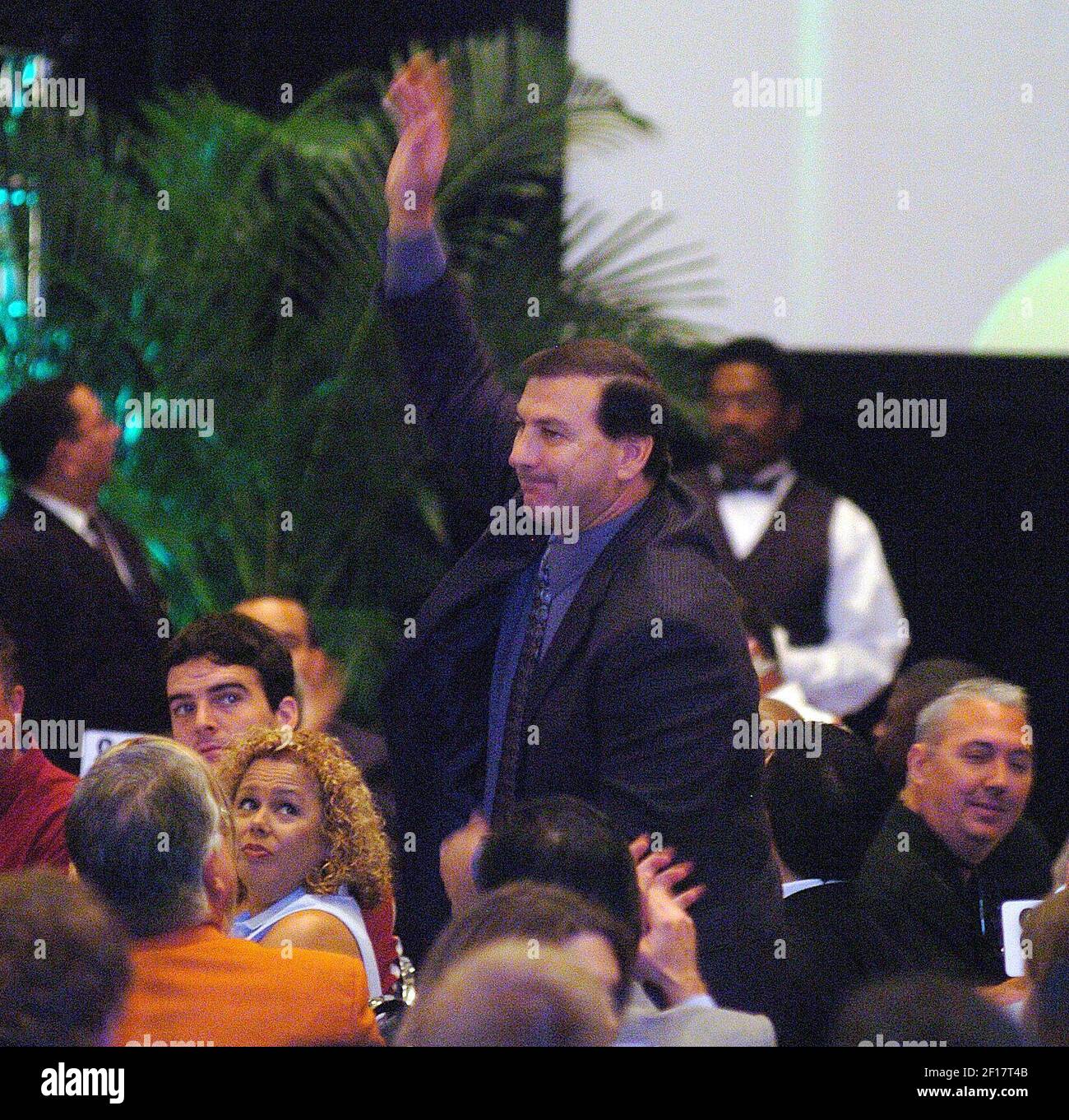 John Cappelletti, Mitte, ehemaliger Penn State Heisman Trophy gewinnen ...