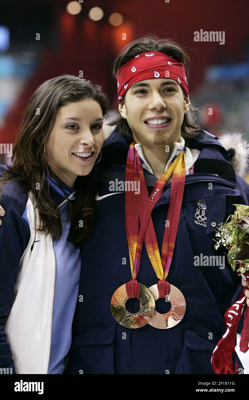 Apolo Anton Ohno aus den USA und seine Freundin Allison Baver feiern ...