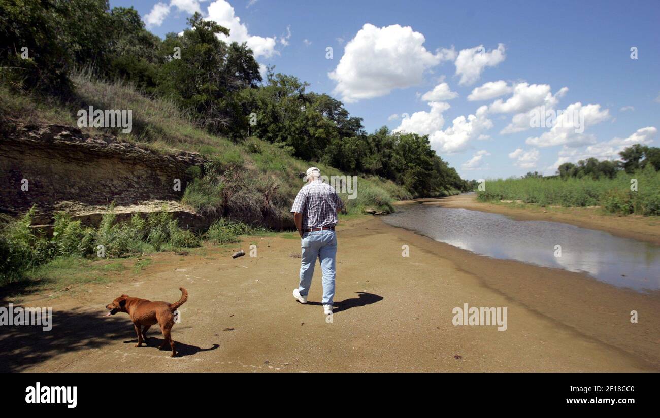 Larry Jones und sein Hund, She Dog, gehen entlang einer Gegend des ...
