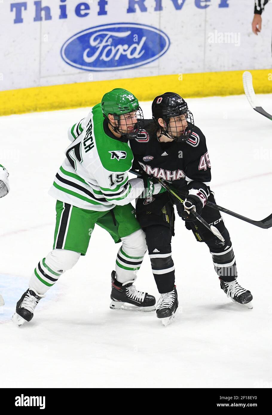 5. März 2021 North Dakota kämpft gegen Hawks Verteidiger Ethan frisch ...