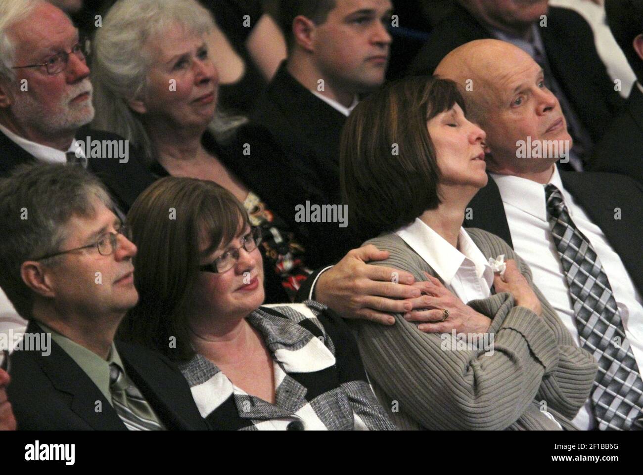 Ken Paulson, links, und Nancy Heisler, zweite von rechts, neben ihren ...