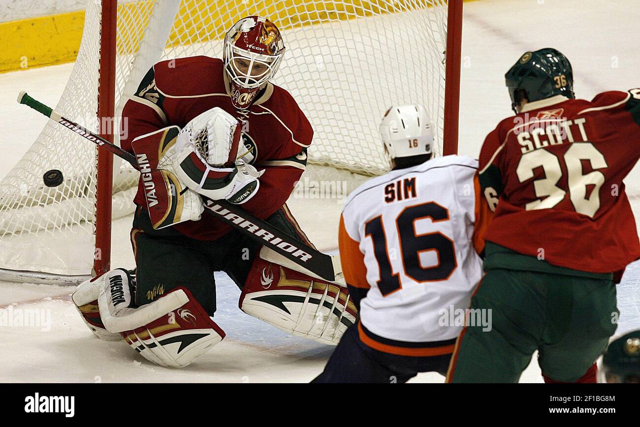 Minnesota Wild Torwart Niklas Backstrom macht ein Save gegen die New ...