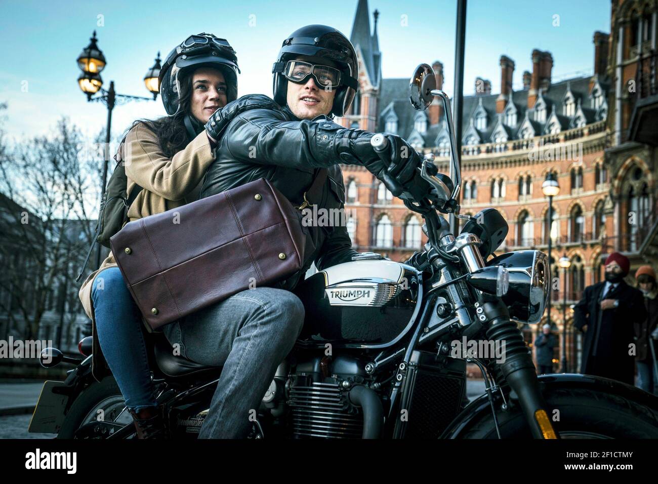 SAM HEUGHAN und HANNAH JOHN KAMEN in SAS: RED NOTICE (2021), Regie ...