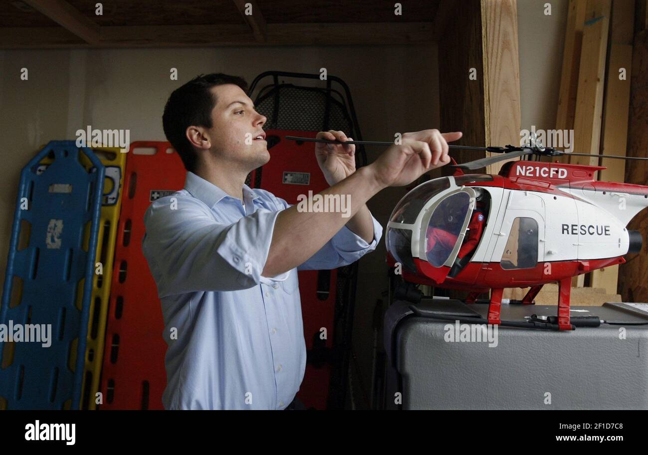 Andrew Cull, CEO von Remote Medical, stellt einen Modellhubschrauber ...