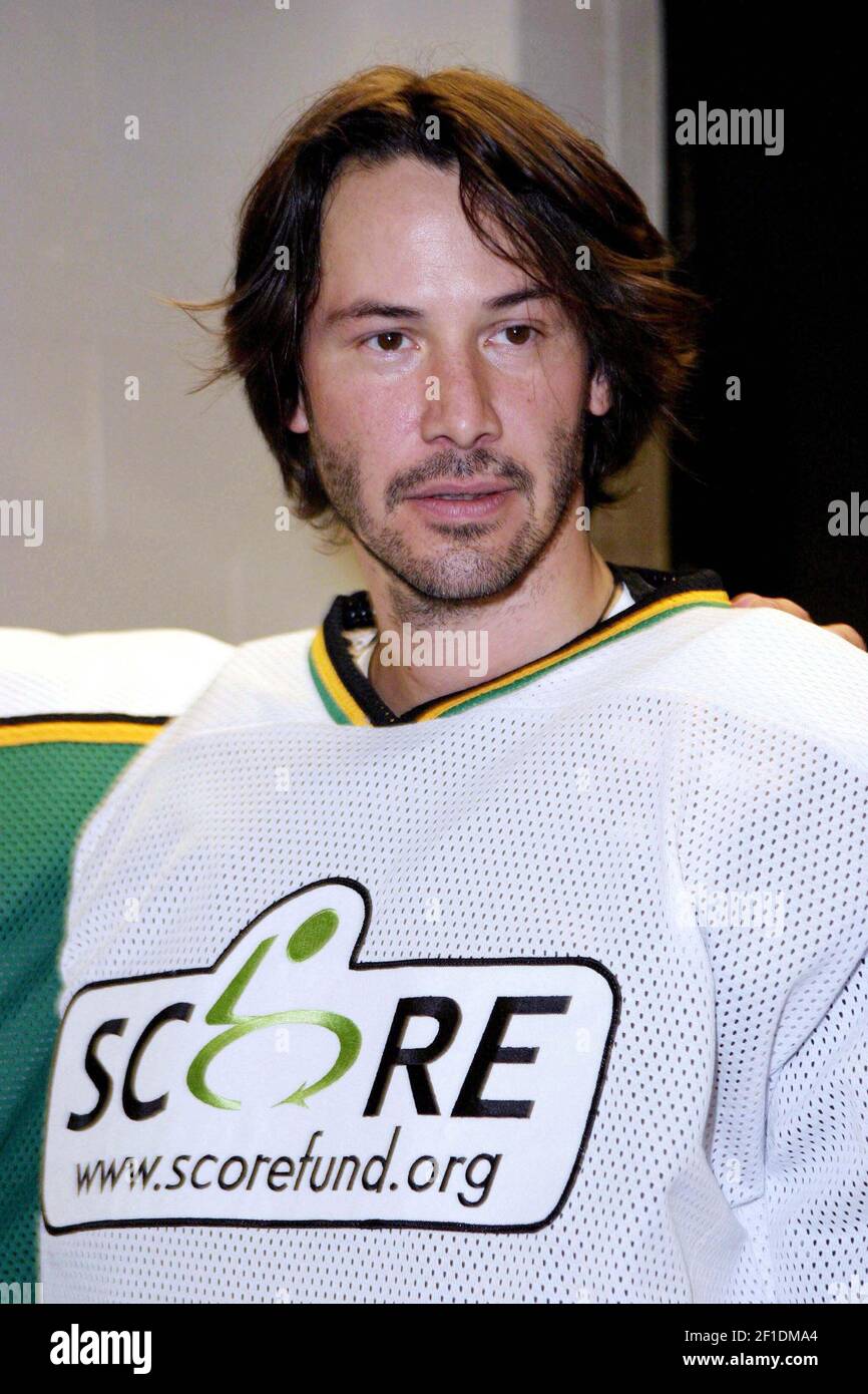 Keanu Reeves bei der jährlichen SCORE 3rd Celebrity Hockey Spiel am ...