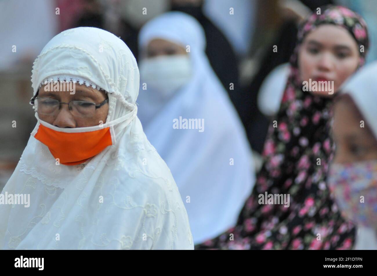 Indonesische Muslime mit Gesichtsmaske beten während Eid al-Fitr in der Rahmat Moschee in ...